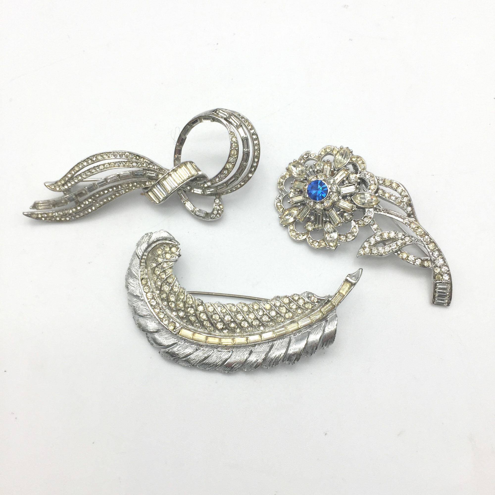 Group of 3 brooches 1950s | Barnebys